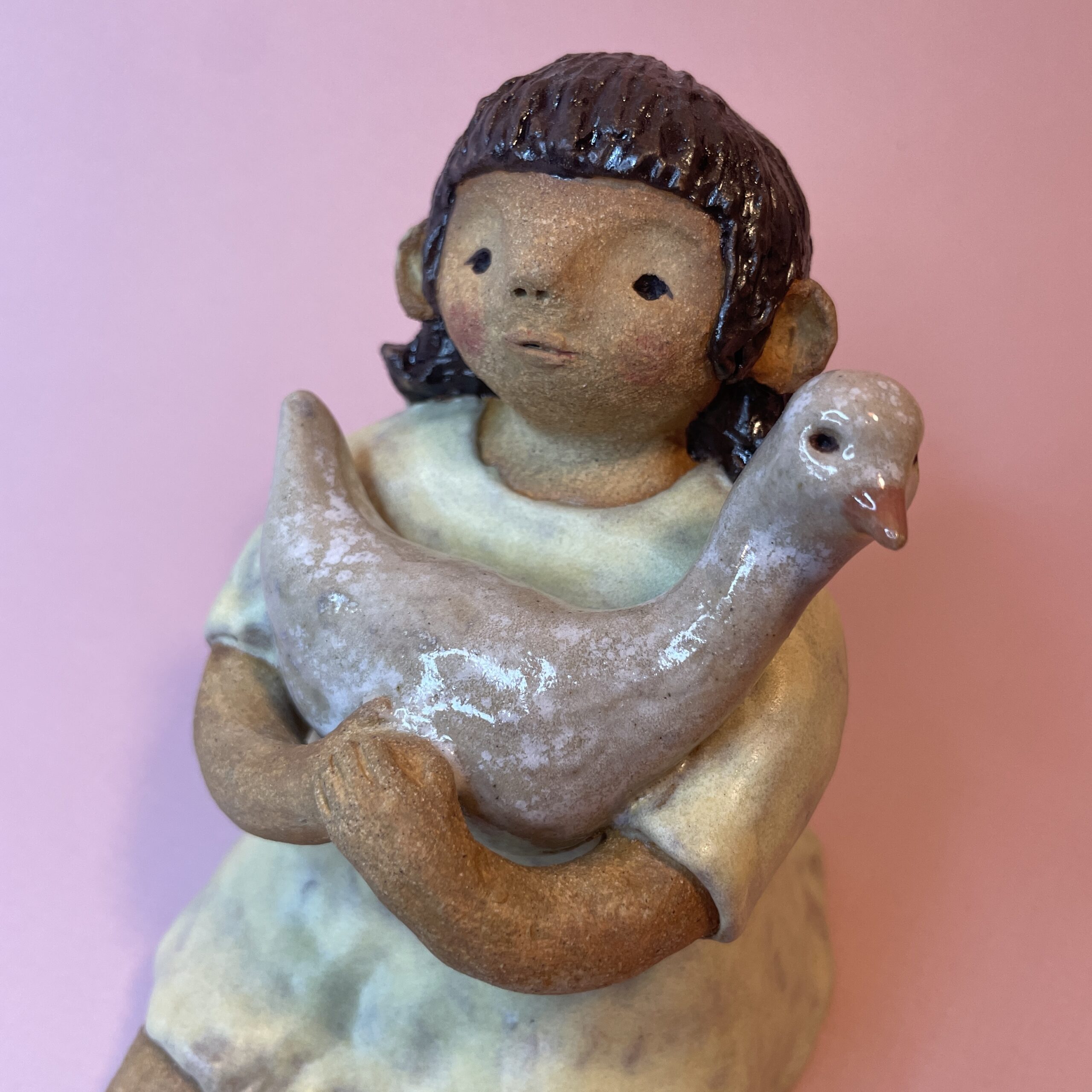 Pige med fugl - elya.dk